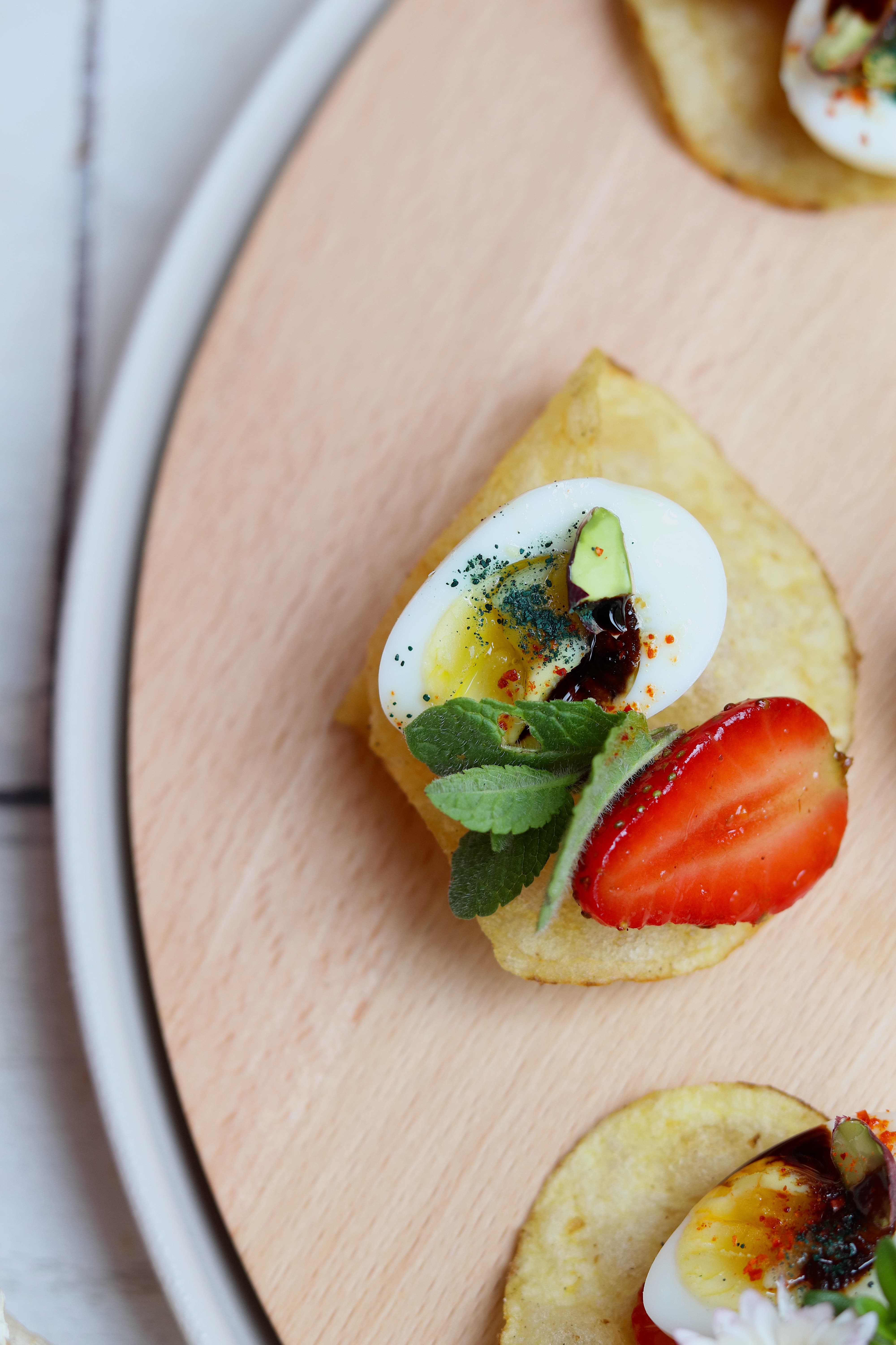 Fingerfood di primavera: Chips con uova di quaglia e olio all’aglio ...