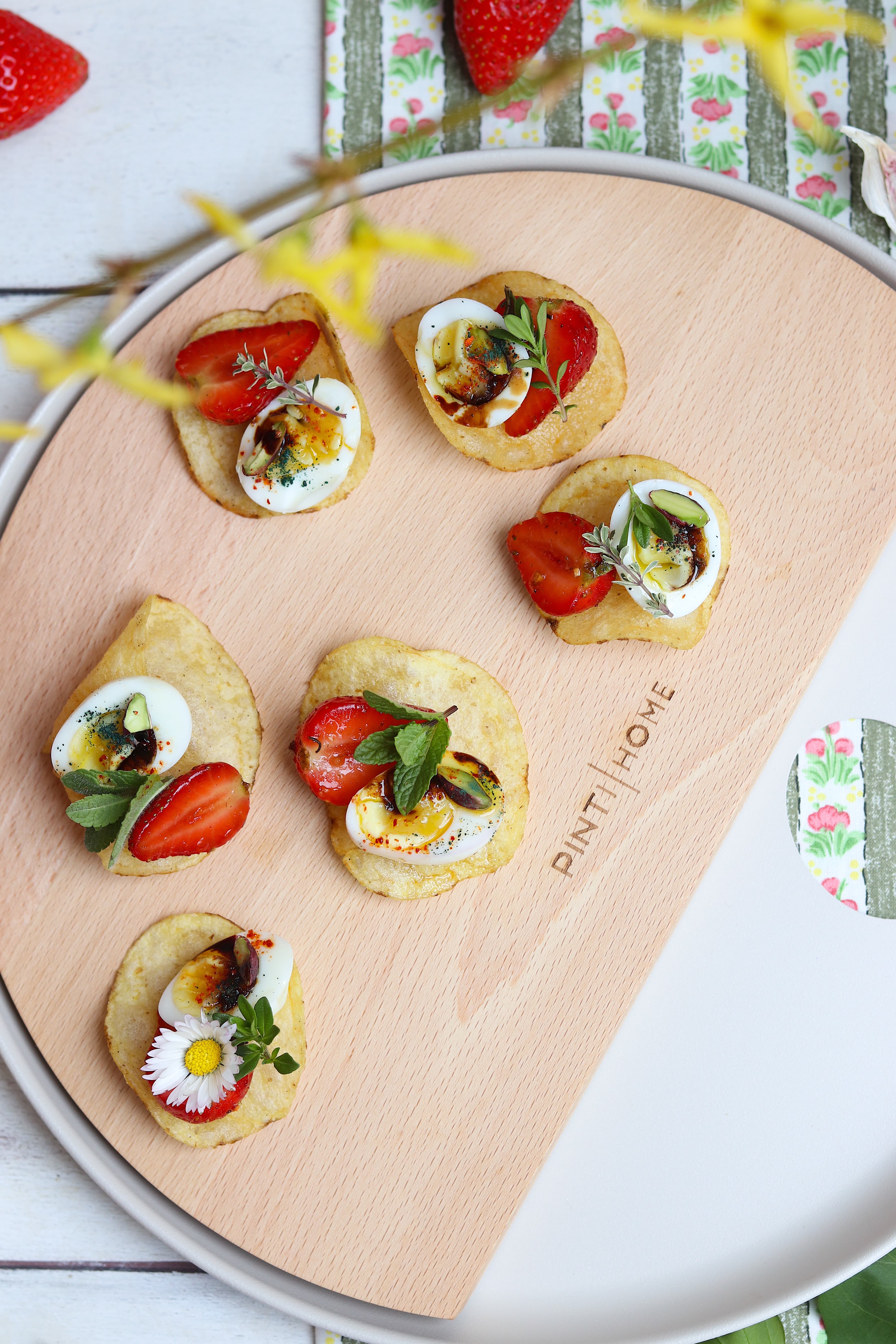 Fingerfood di primavera: Chips con uova di quaglia e olio all’aglio ...